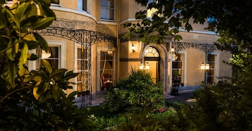 Fachada da propriedade à noite