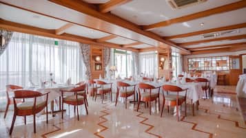 6 restaurantes: servem pequenos-almoços e jantares