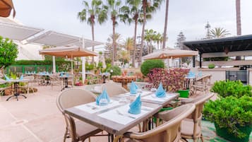 6 restaurantes: servem pequenos-almoços e jantares