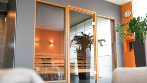 Um interior moderno com uma porta de correr de vidro que dá para um espaço com um banco de madeira e um vaso com planta.