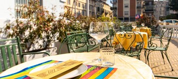 Pequeno-almoço preparado no momento diário mediante uma taxa 