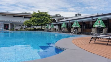 2 piscinas exteriores, guarda-sóis, espreguiçadeiras