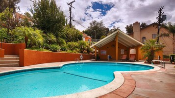 Piscina externa, funciona das 9h às 21h, espreguiçadeiras