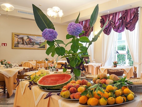 Café da manhã com buffet grátis todos os dias. Hotel Club - Sorrento