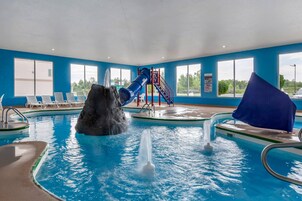 Piscina interna, espreguiçadeiras