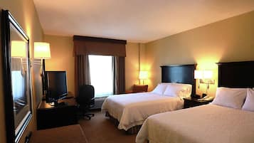 Cofres nos quartos, escrivaninha, ferros/tábuas de passar roupa