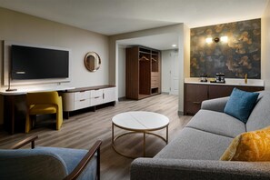 Suíte, 1 cama King e sofá-cama | Área de estar | TV de tela plana 27 polegadas com canais a cabo, TV