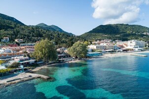 Espreguiçadeiras, guarda-sóis de praia 