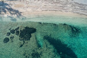 Espreguiçadeiras, guarda-sóis de praia