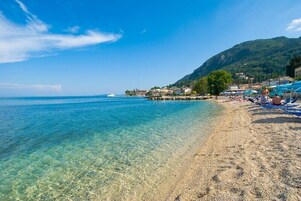 Espreguiçadeiras, guarda-sóis de praia 