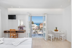 Quarto casal ou duplo superior, sacada | Frigobar, cofres nos quartos, escrivaninha