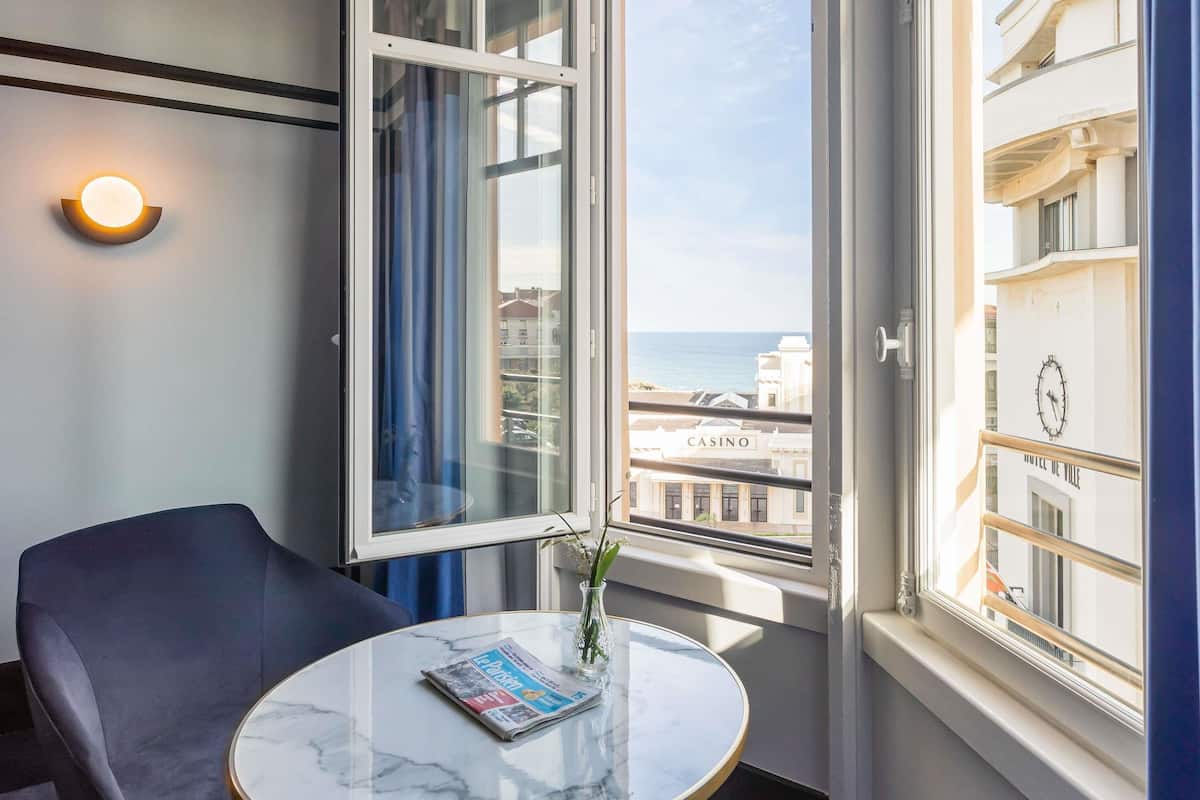 Quarto Deluxe, 1 cama de casal, vista para o oceano | Minibar, cofre no quarto, secretária, cortinas/cortinados opacos 