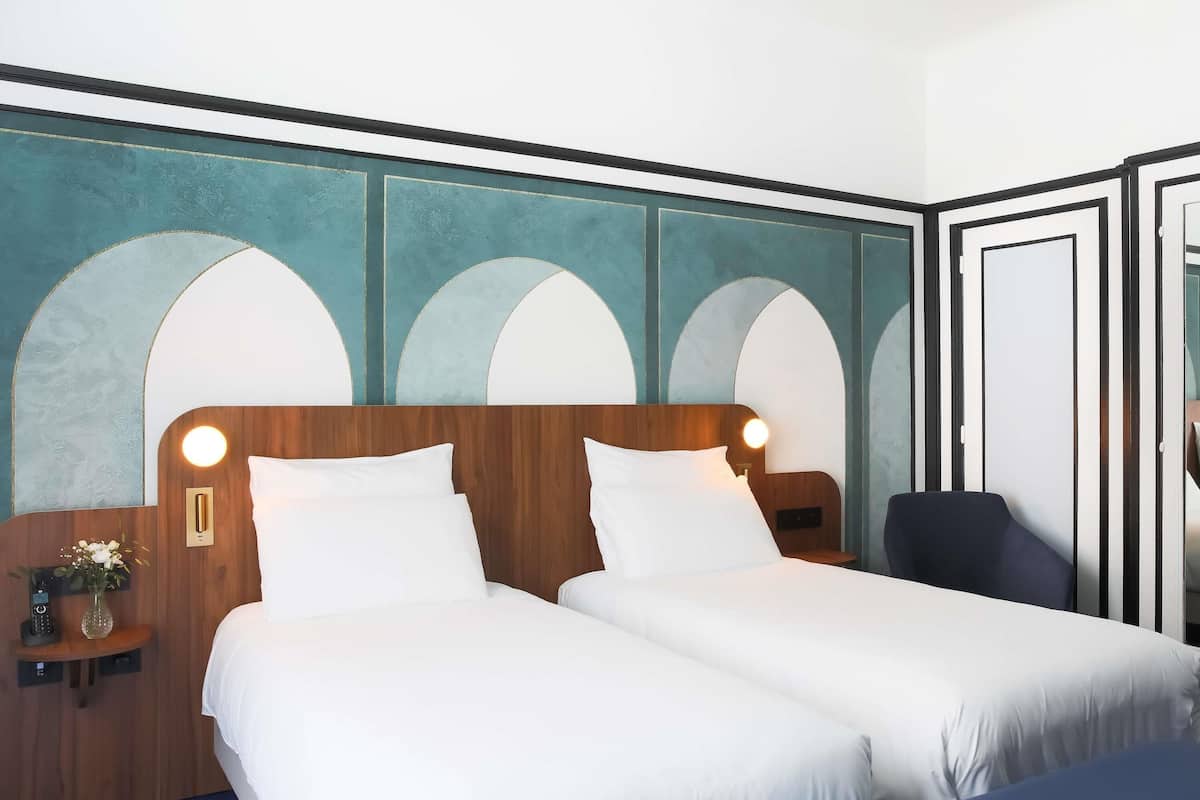 Quarto Clássico, 1 cama de casal | Minibar, cofre no quarto, secretária, cortinas/cortinados opacos 