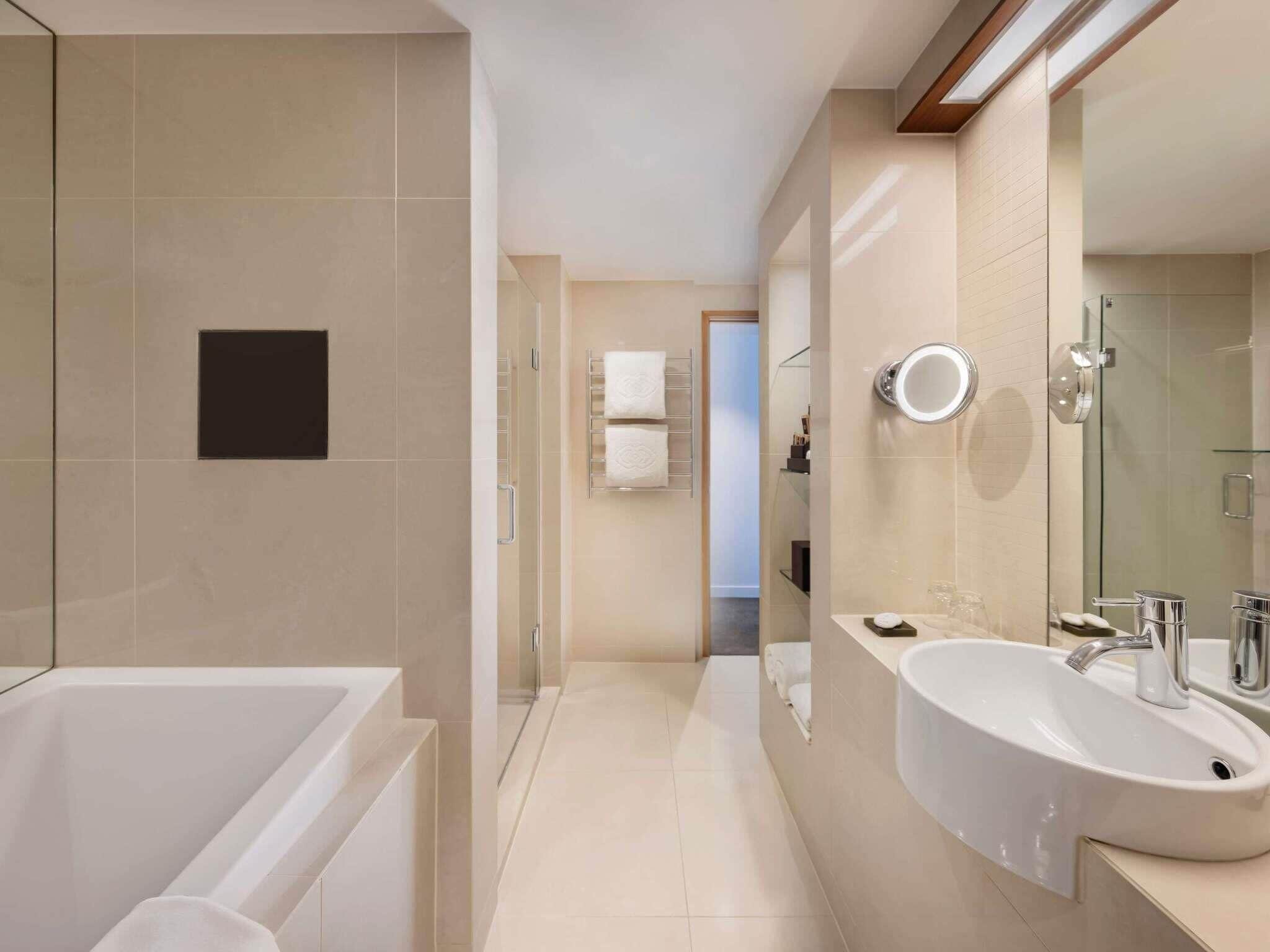 Suite, 1 cama king-size, pátio, vista para o lago (Opera) | Roupa hipoalergénica, edredões de penas, minibar, cofre no quarto 