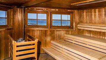 Uma sauna de madeira com bancos e um assento.