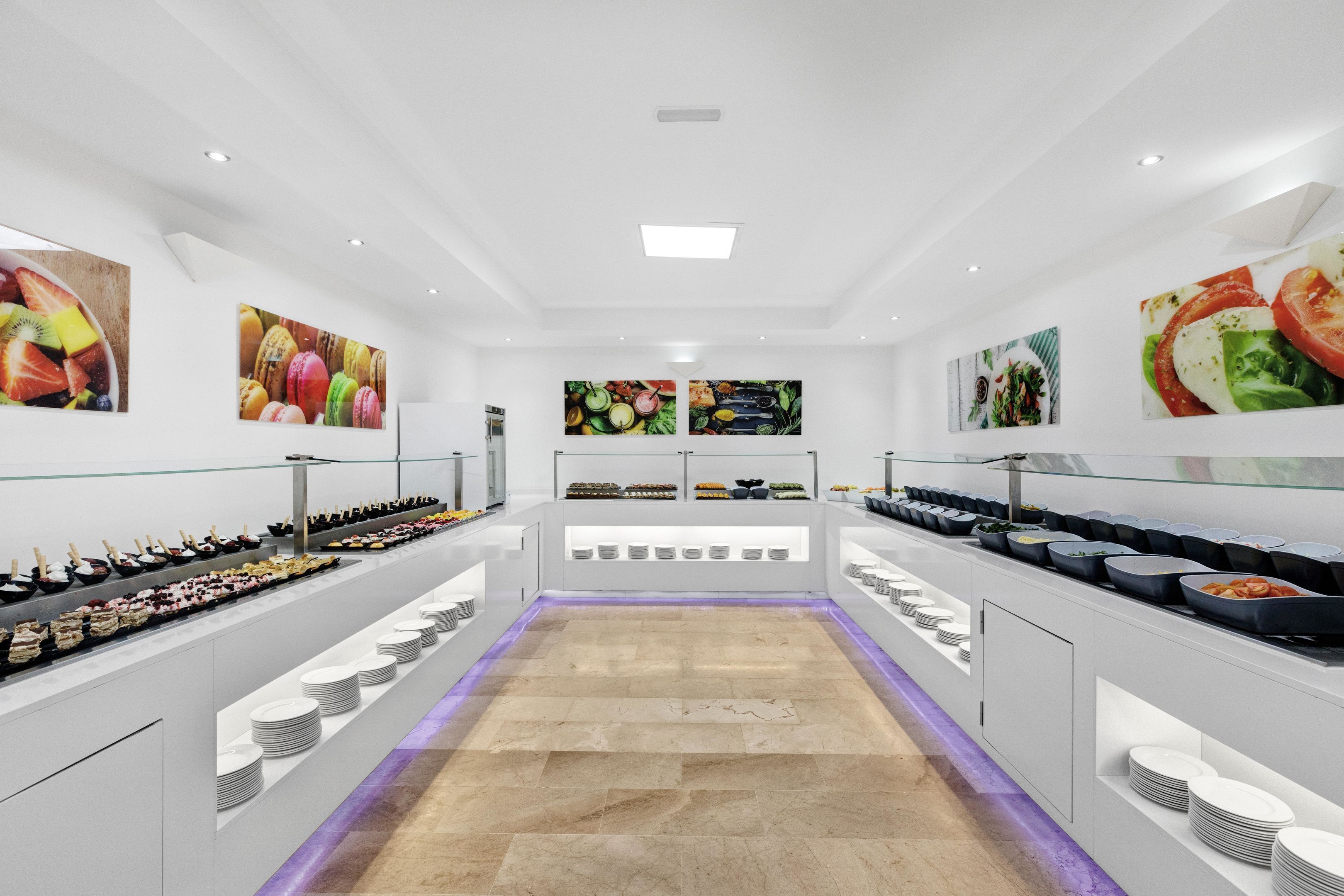 Disposição moderna de buffet, com exibições de comida e uma área central de serviço.