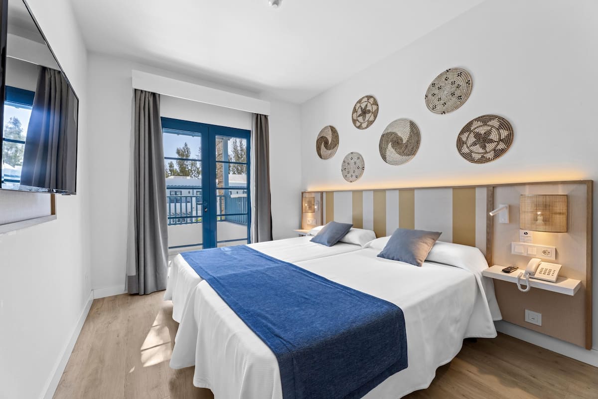 Cofres nos quartos, berços grátis, Wi-Fi de cortesia, roupa de cama