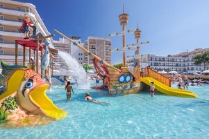 Piscina exterior, guarda-sóis, espreguiçadeiras 
