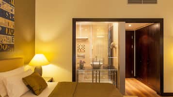 Quarto Duplo de Luxo | Cofre no quarto, secretária, cortinas/cortinados opacos
