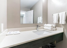 Uma combinação polibã/banheira, artigos de higiene pessoal grátis 