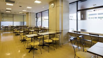 Café da manhã com buffet grátis todos os dias