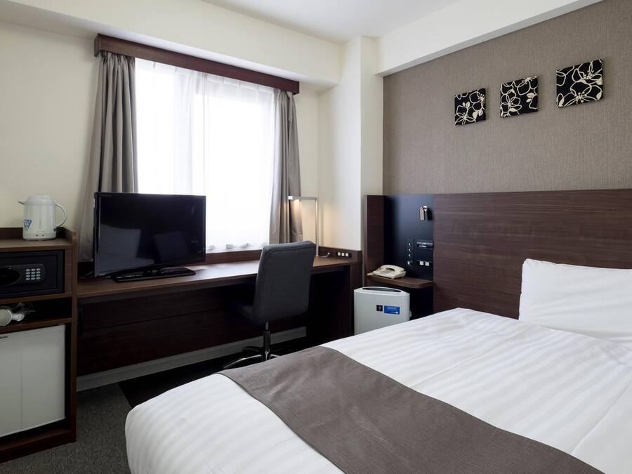 Escrivaninha, cortinas blackout, Wi-Fi de cortesia, roupa de cama