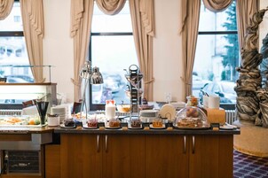 Café da manhã completo grátis todos os dias