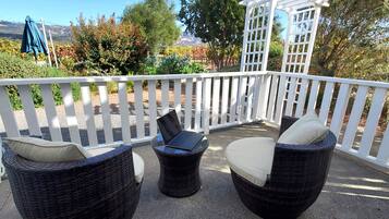 Suite Executiva, 1 cama king-size e sofá-cama, vista para as vinhas | Terraço/pátio interior