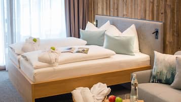 Quarto casal luxo | Roupas de cama antialérgicas, frigobar, cofres nos quartos