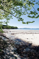 Espreguiçadeiras, guarda-sóis de praia, toalhas de praia