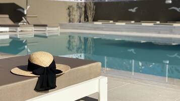Piscina exterior, guarda-sóis, espreguiçadeiras