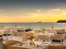 Pequenos-almoços e jantares servidos, com vista para o oceano 