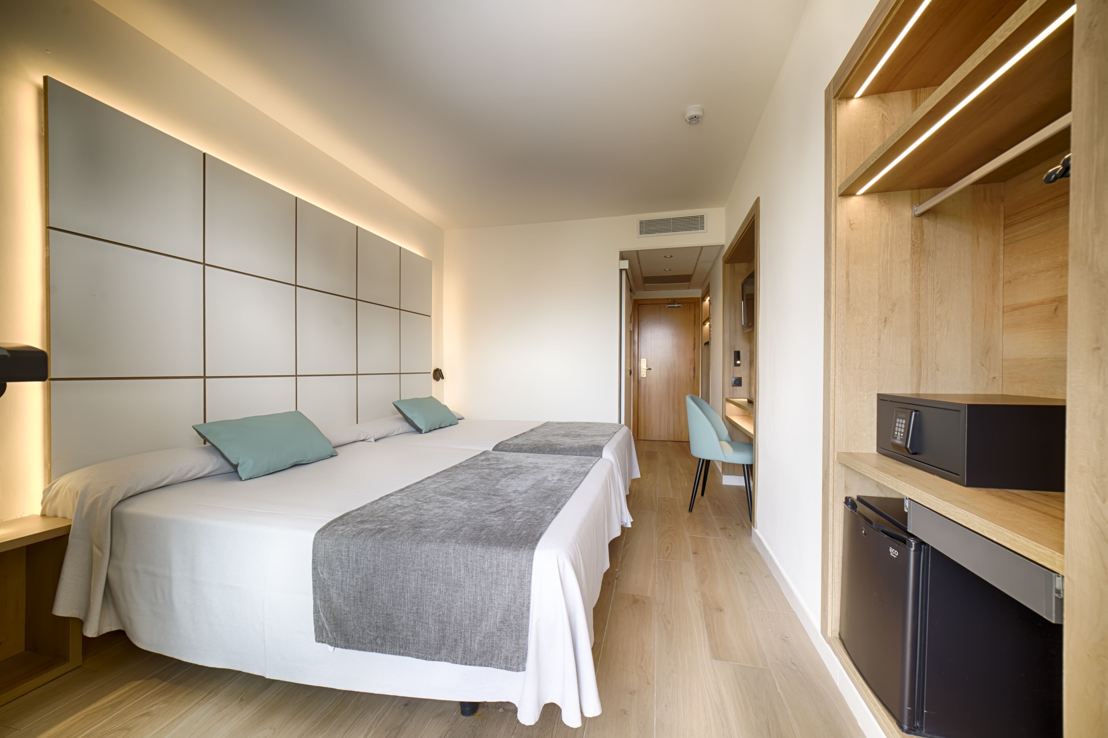 Cofres nos quartos, escrivaninha, cortinas blackout, roupa de cama