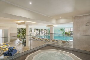 Piscina interior, 2 piscinas exteriores, guarda-sóis, espreguiçadeiras 