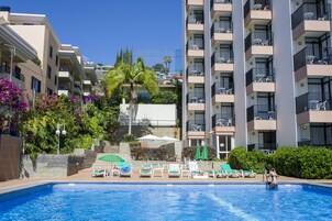 Piscina interior, 2 piscinas exteriores, guarda-sóis, espreguiçadeiras 