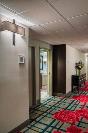 Roupas de cama premium, cofres nos quartos, escrivaninha