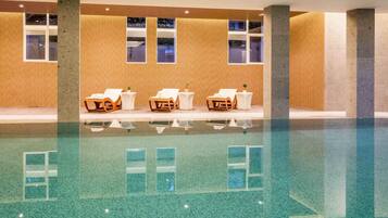 Piscina interna, espreguiçadeiras