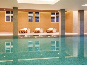 Piscina interior, espreguiçadeiras 