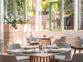 Pequenos-almoços, almoços, jantares servidos, com vista para o jardim 