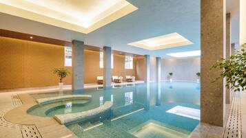 Piscina interna, espreguiçadeiras