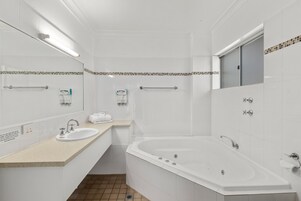 Quarto (King Spa) | Banheiro | Produtos de toalete grátis, secador de cabelo, toalhas de banho 