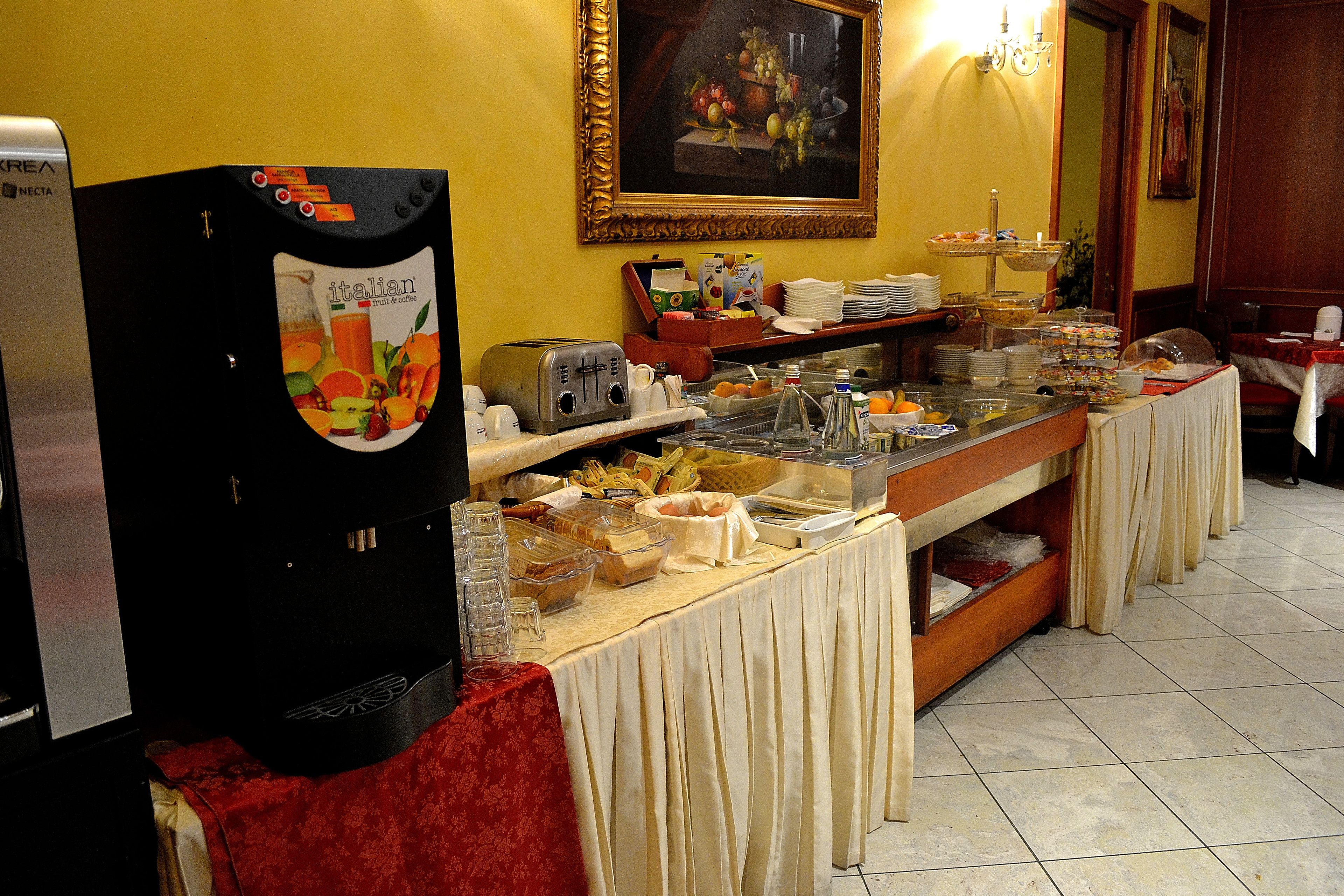 Uma mesa de buffet com diversos alimentos e um dispensador de bebidas.