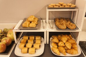 Pequeno-almoço tipo buffet diário mediante uma taxa 