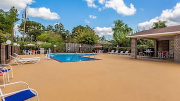 Piscina exterior, guarda-sóis, espreguiçadeiras