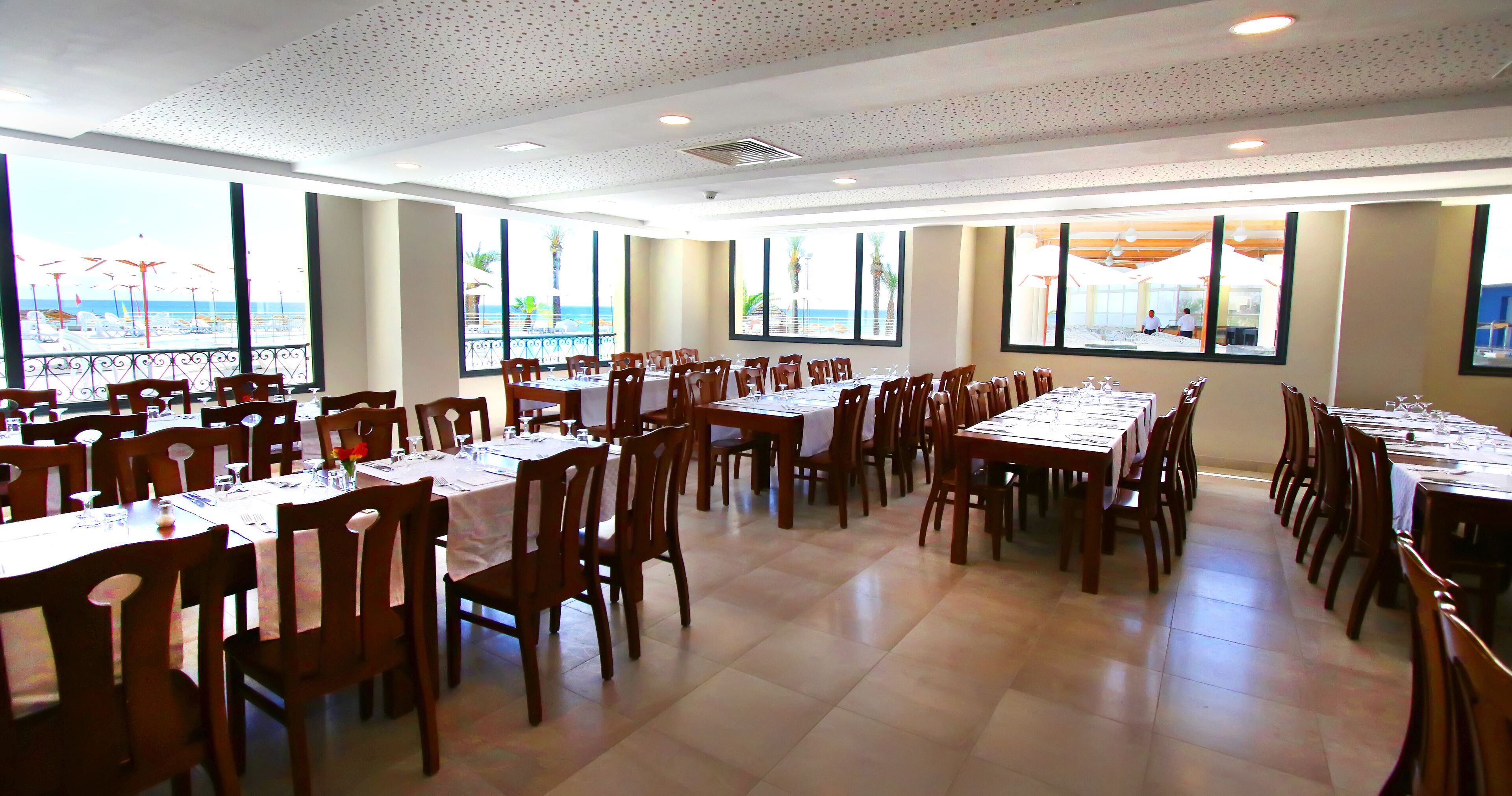 Café da manhã com buffet grátis todos os dias