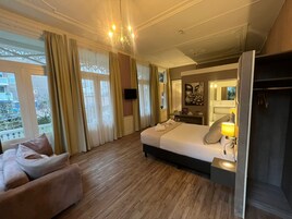 Quarto casal standard | Cofres nos quartos, escrivaninha, espaço de trabalho para notebook