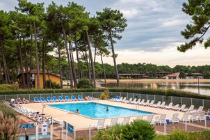 Piscina externa, guarda-sóis, espreguiçadeiras