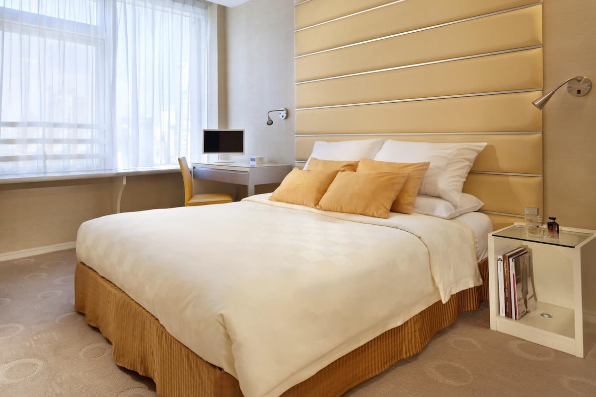Roupa hipoalergénica, minibar, cofre no quarto, secretária