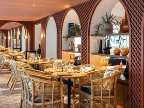 Pequeno-almoço tipo buffet diário mediante uma taxa 