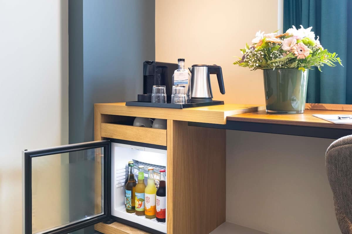 Camas com colchões pillow-top, cofres nos quartos, escrivaninha